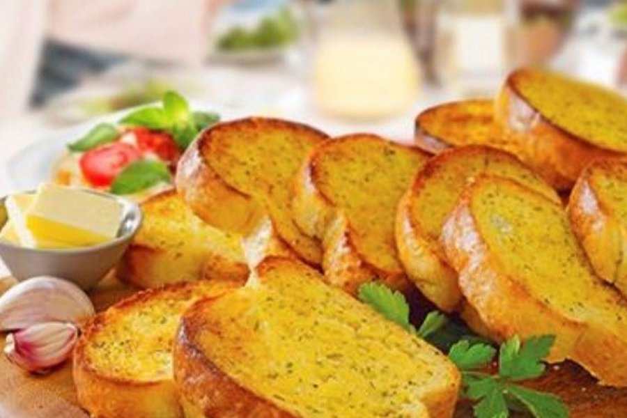 La Famiglia Kitchen Traditional Garlic Slices 9 Pack 270g | La Famiglia